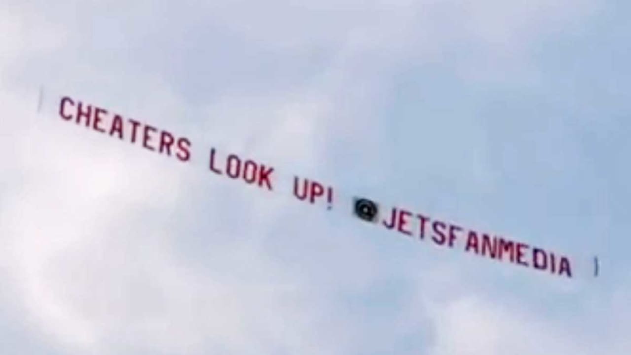 Jets fans fly 'cheaters' banner over Patriots practice