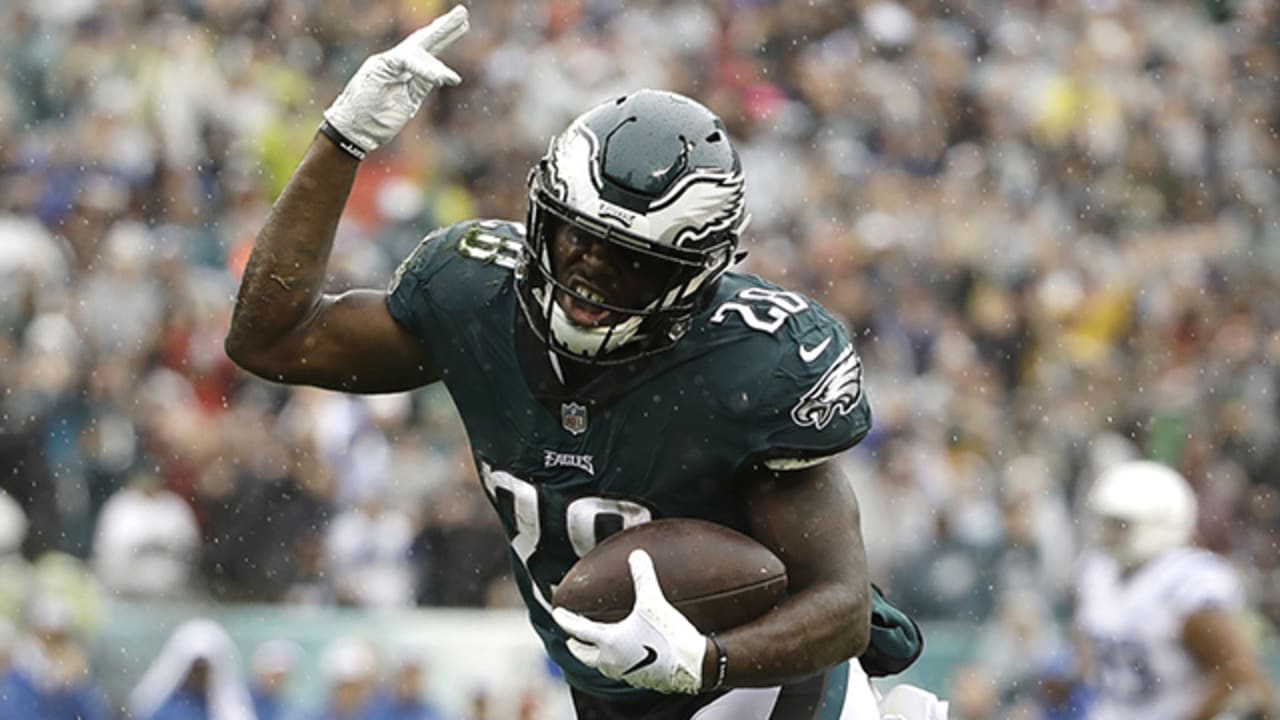 Wendell Smallwood sneaks past Colts defenders for 34-yard catch