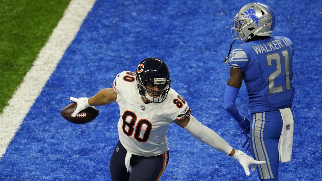 Chicago Bears tight end Jimmy Graham climbs the ladder for Bears first ...