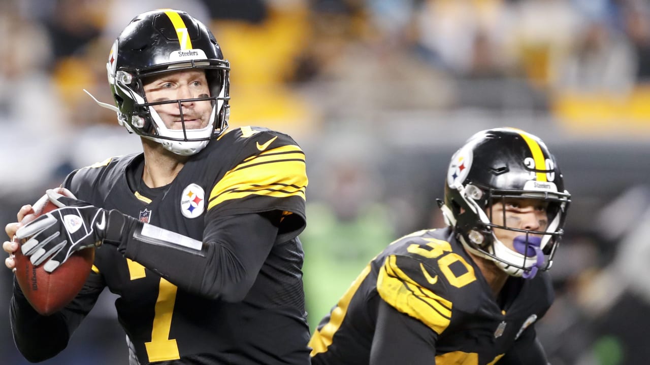 Big Ben bonds with Steelers teammates at lake house