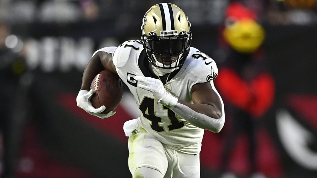 New Orleans Saints running back Alvin Kamara scampers up the middle on ...