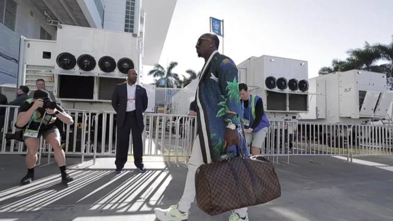 Deebo Samuel arrives to Super Bowl LIV in floral robe