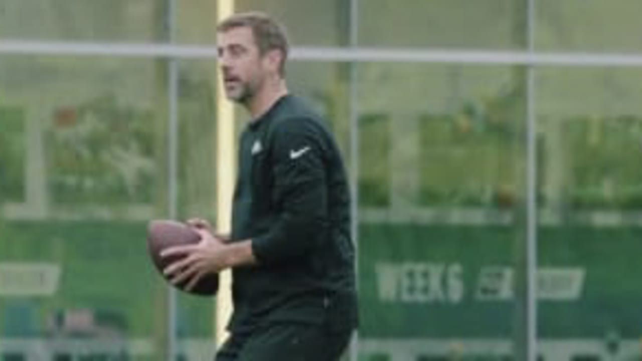 First look: New York Jets quarterback Aaron Rodgers in practice with ...