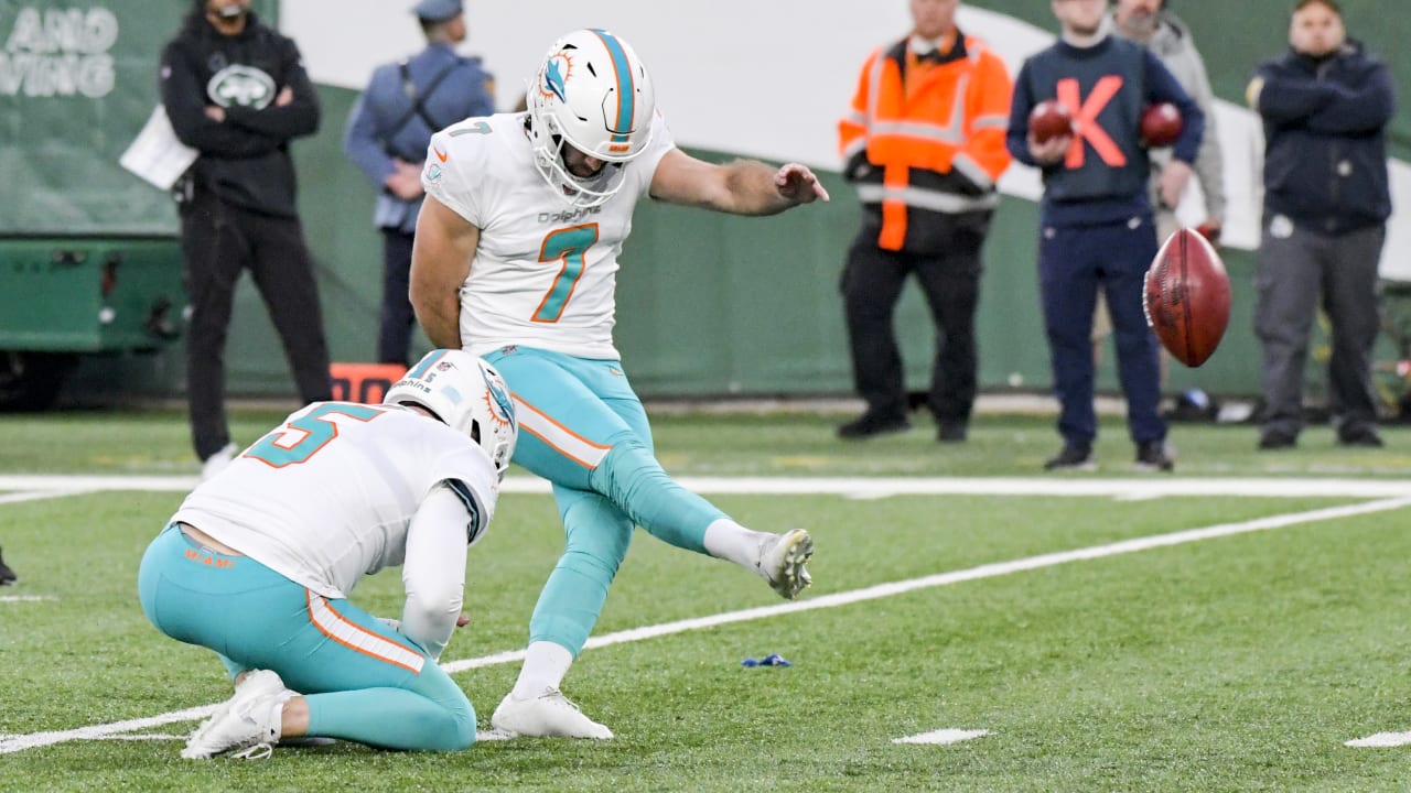 Miami Dolphins kicker Jason Sanders doinks 32-yard field goal off the ...