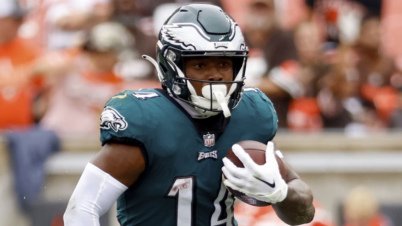 Philadelphia Eagles running back Kenneth Gainwell sidesteps defender to ...