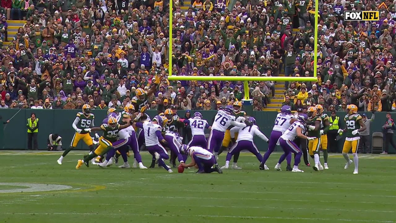 Minnesota Vikings kicker Greg Joseph's 42-yard FG is just barely wide ...