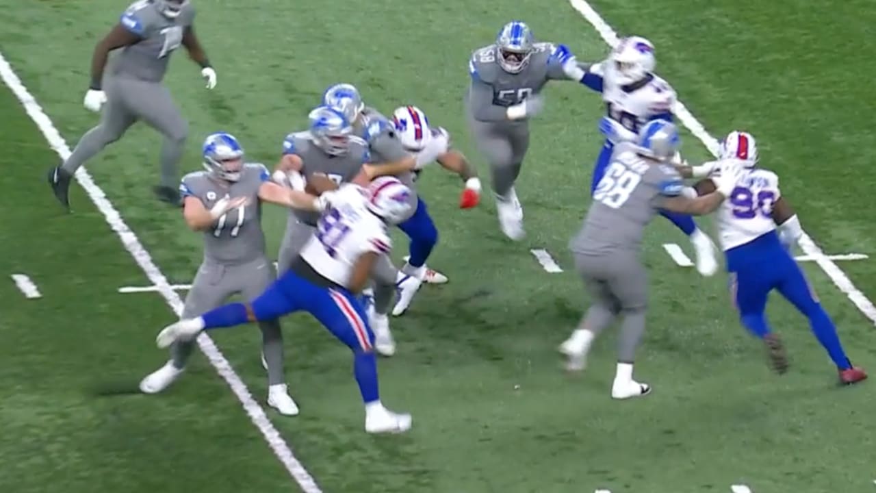 Buffalo Bills defensive end DaQuan Jones contains quarterback Jared ...