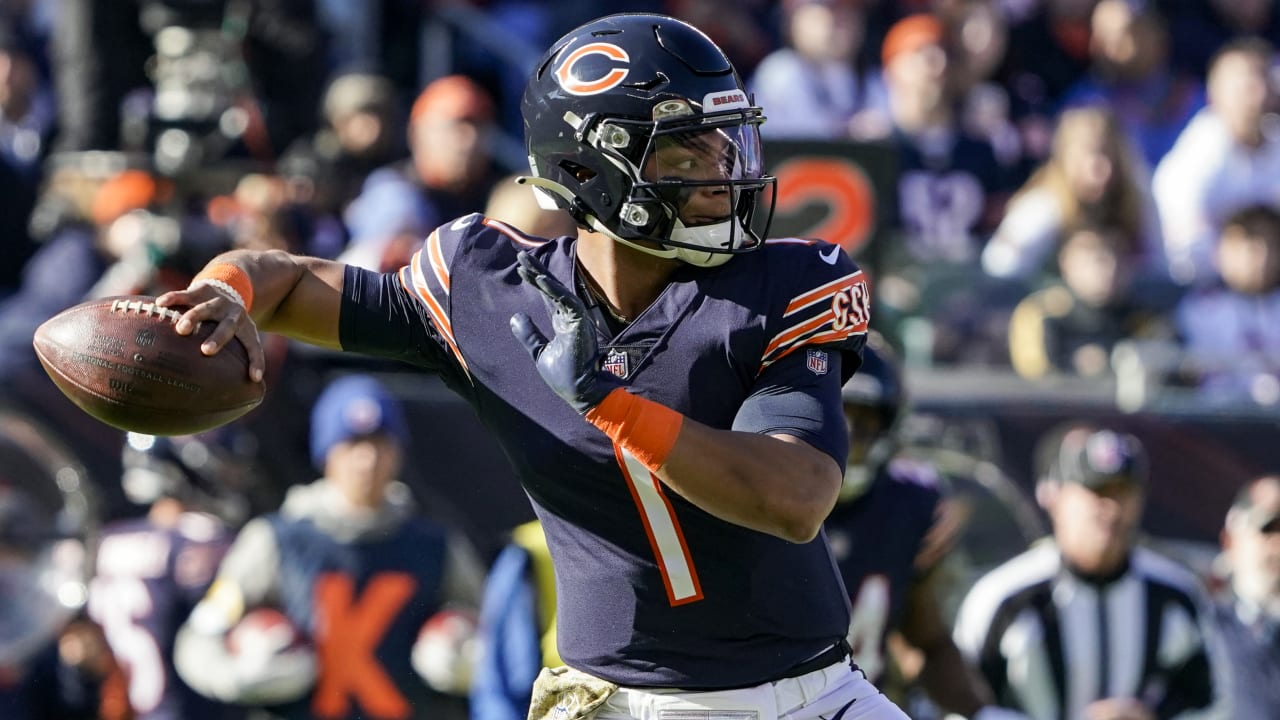 Chicago Bears quarterback Justin Fields lofts perfect pass to wide ...