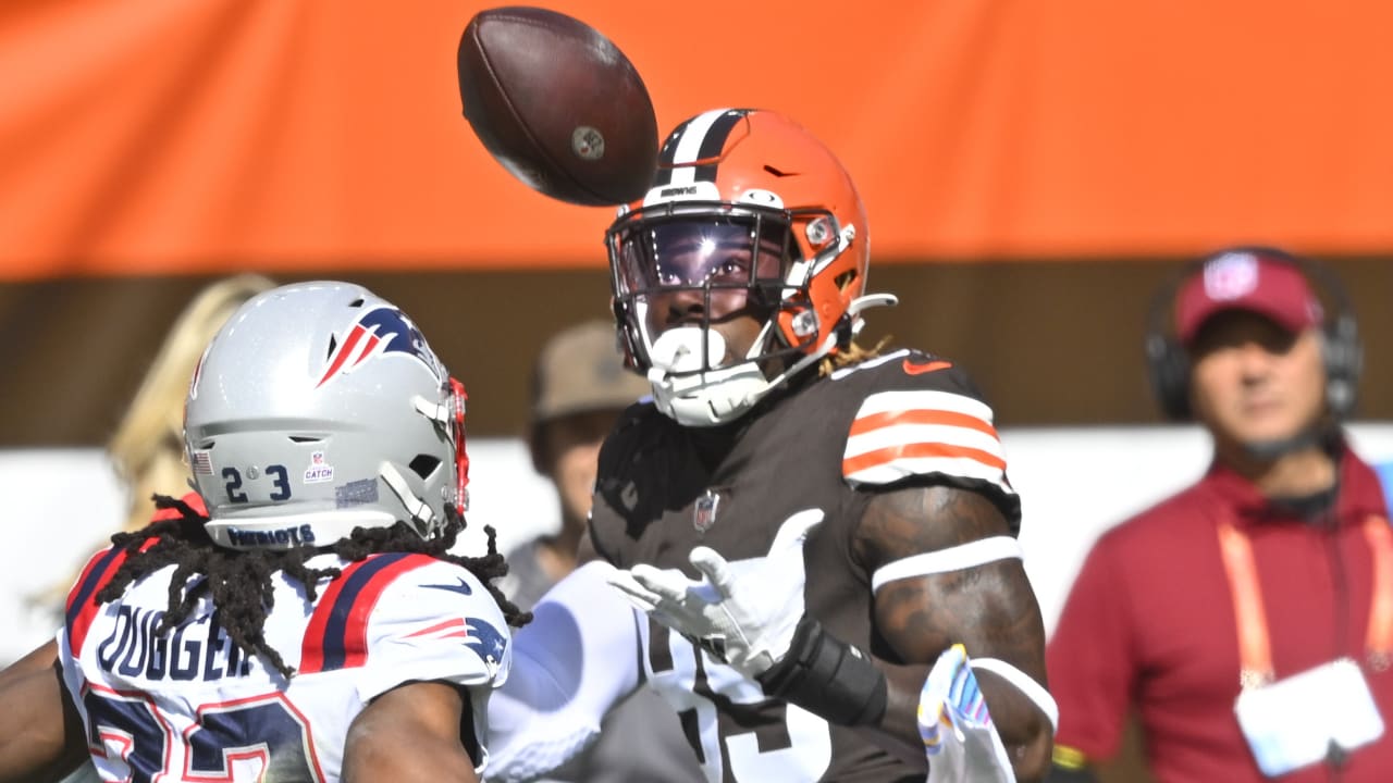 Cleveland Browns quarterback Jacoby Brissett uncorks 33-yard sideline ...