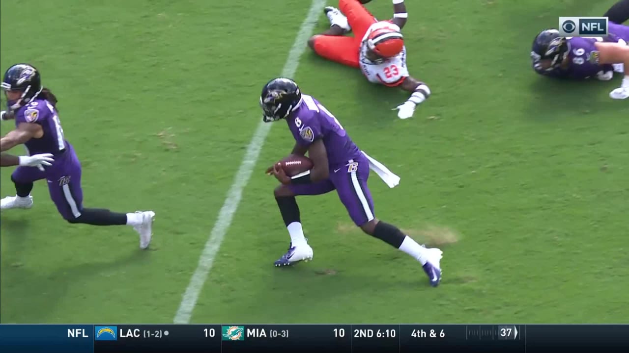 Lamar Jackson sprints for 29 yards after keeping ball on zone read