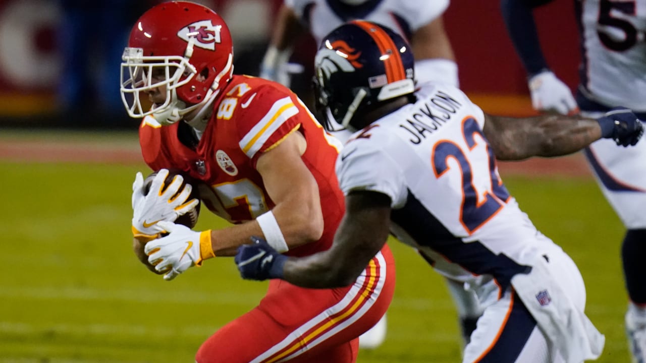 Kansas City Chiefs tight end Travis Kelce tosses defender out of his ...