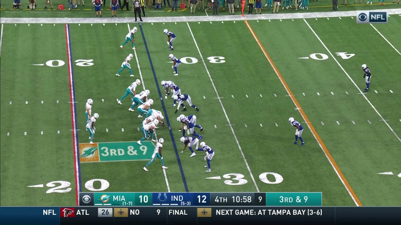 Fitzpatrick shrugs off would-be sack to throw third-down strike to Parker