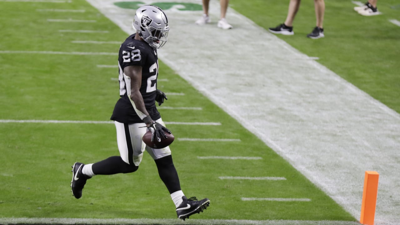 Josh Jacobs scores easy TD against 10 Bronco defenders