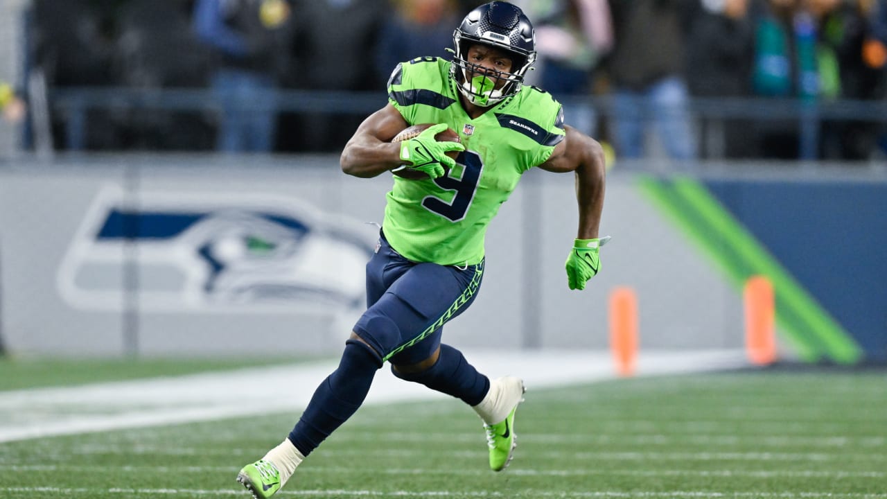 Seattle Seahawks running back Kenneth Walker III is all alone in the flat for 34-yard catch and run