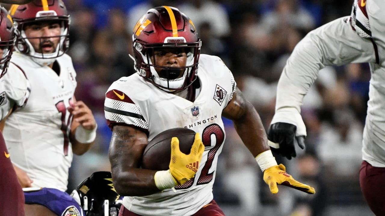 Washington Commanders running back Jaret Patterson takes the swing pass ...