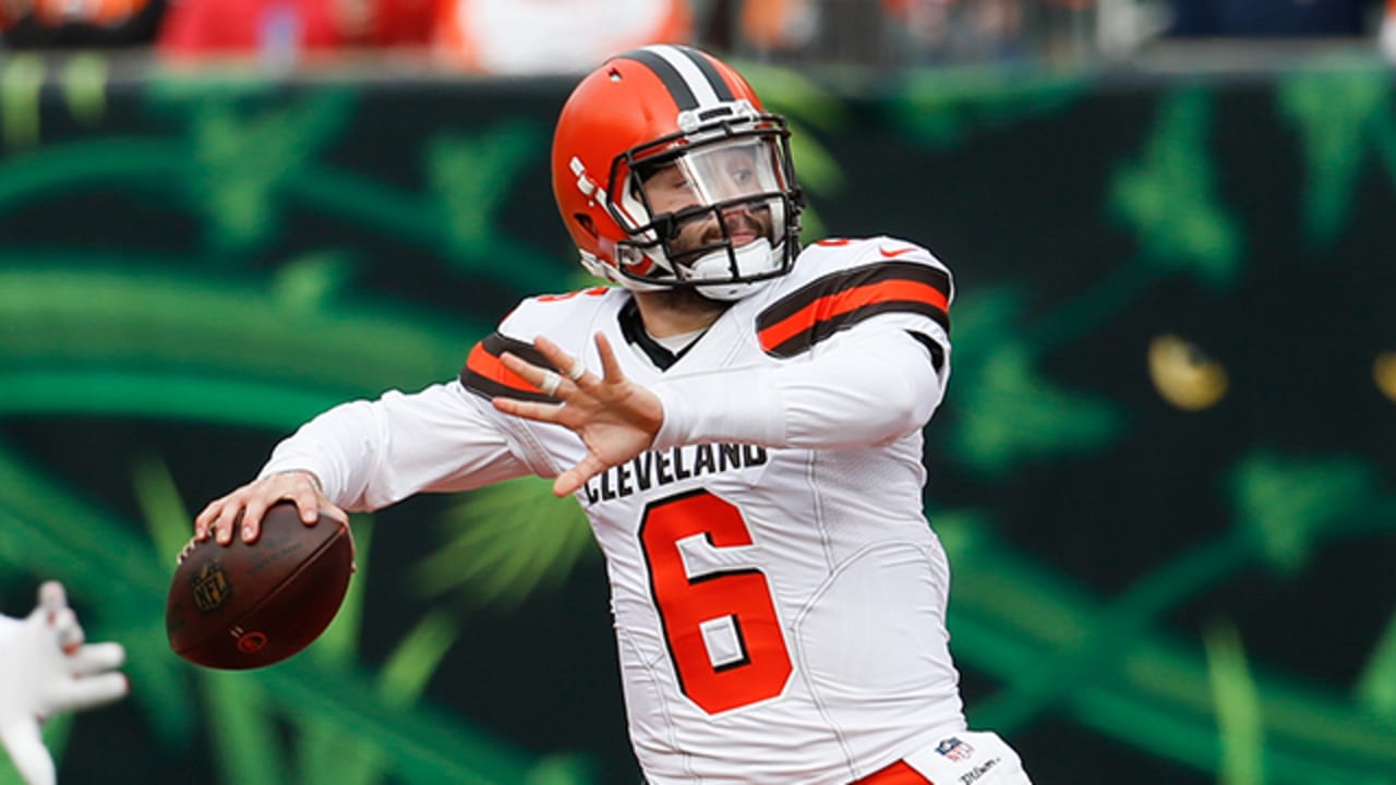 Baker lobs TD to unmarked Darren Fells