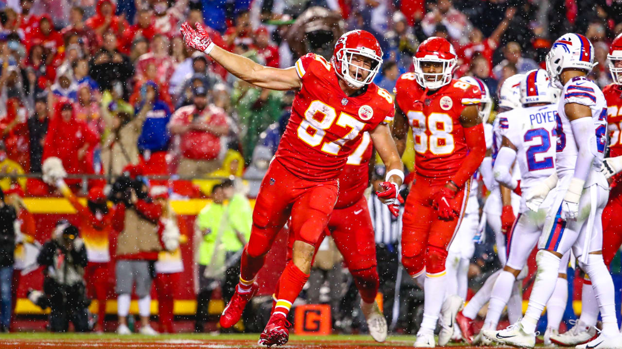 Kansas City Chiefs quarterback Patrick Mahomes plays 'Hot Potato' with ...