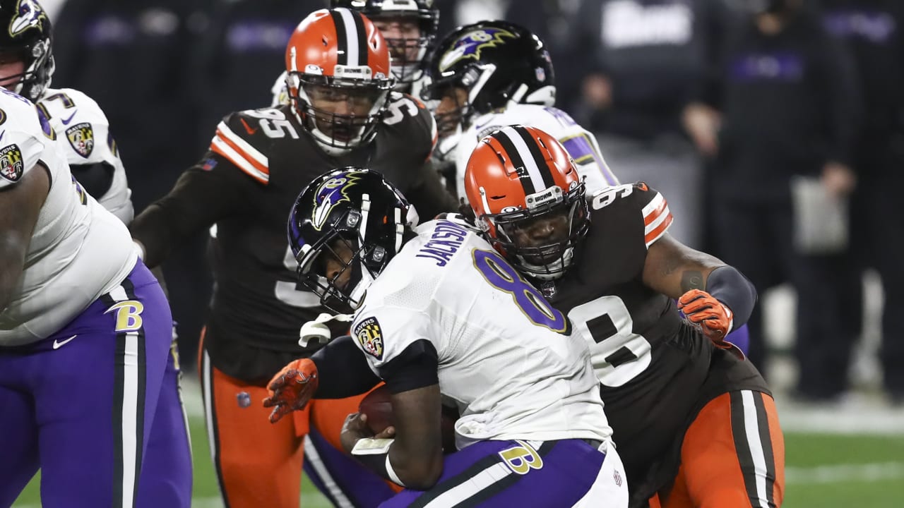 Cleveland Browns drop Lamar Jackson for sacks on back-to-back plays