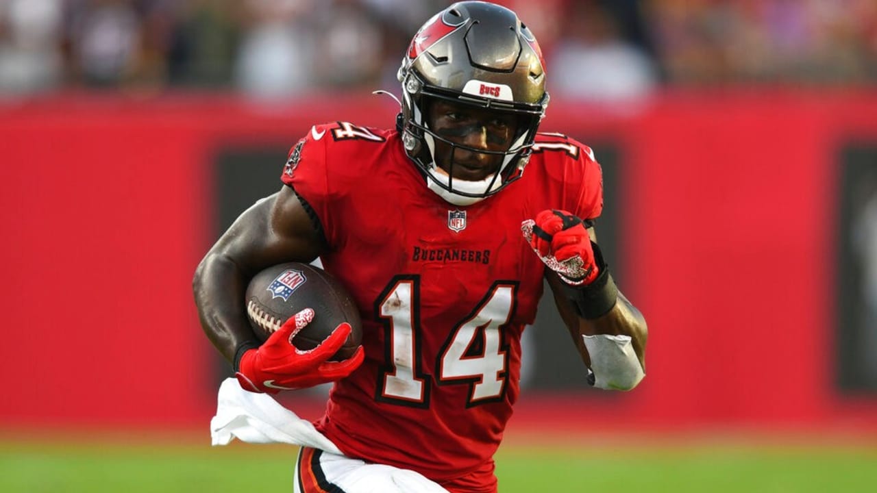 Buccaneers WR Chris Godwin (knee) avoids PUP list to begin training camp