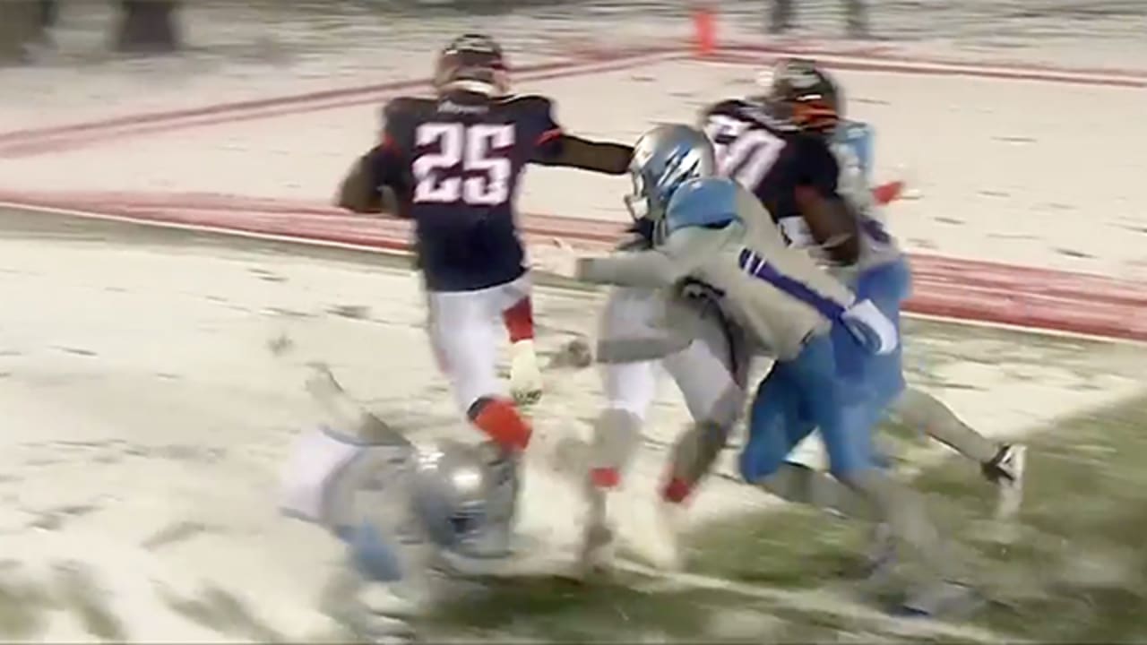 Akeem Hunt hurdles over defender for Apollos' second TD