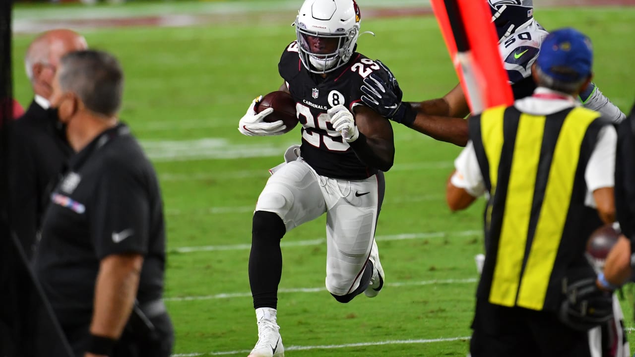 Arizona Cardinals running back Chase Edmonds slips through defenders on ...