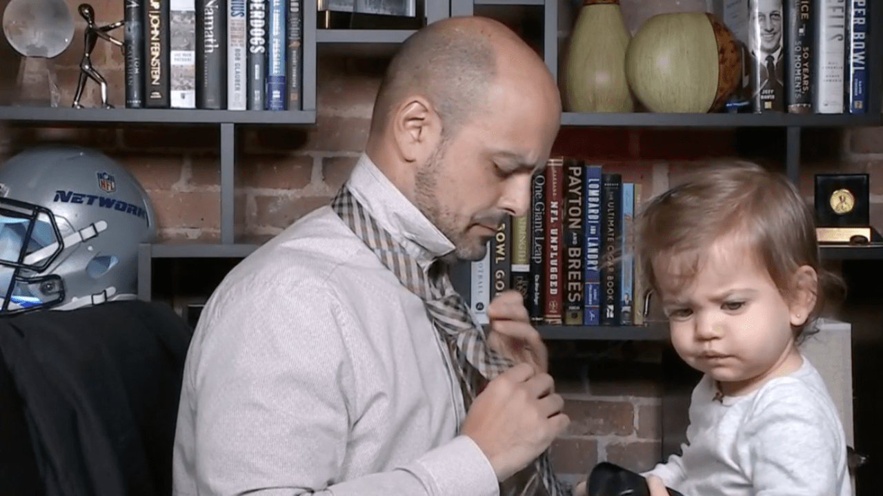 NFL Network's Mike Garafolo's daughters crash his home cam for 'NFL ...