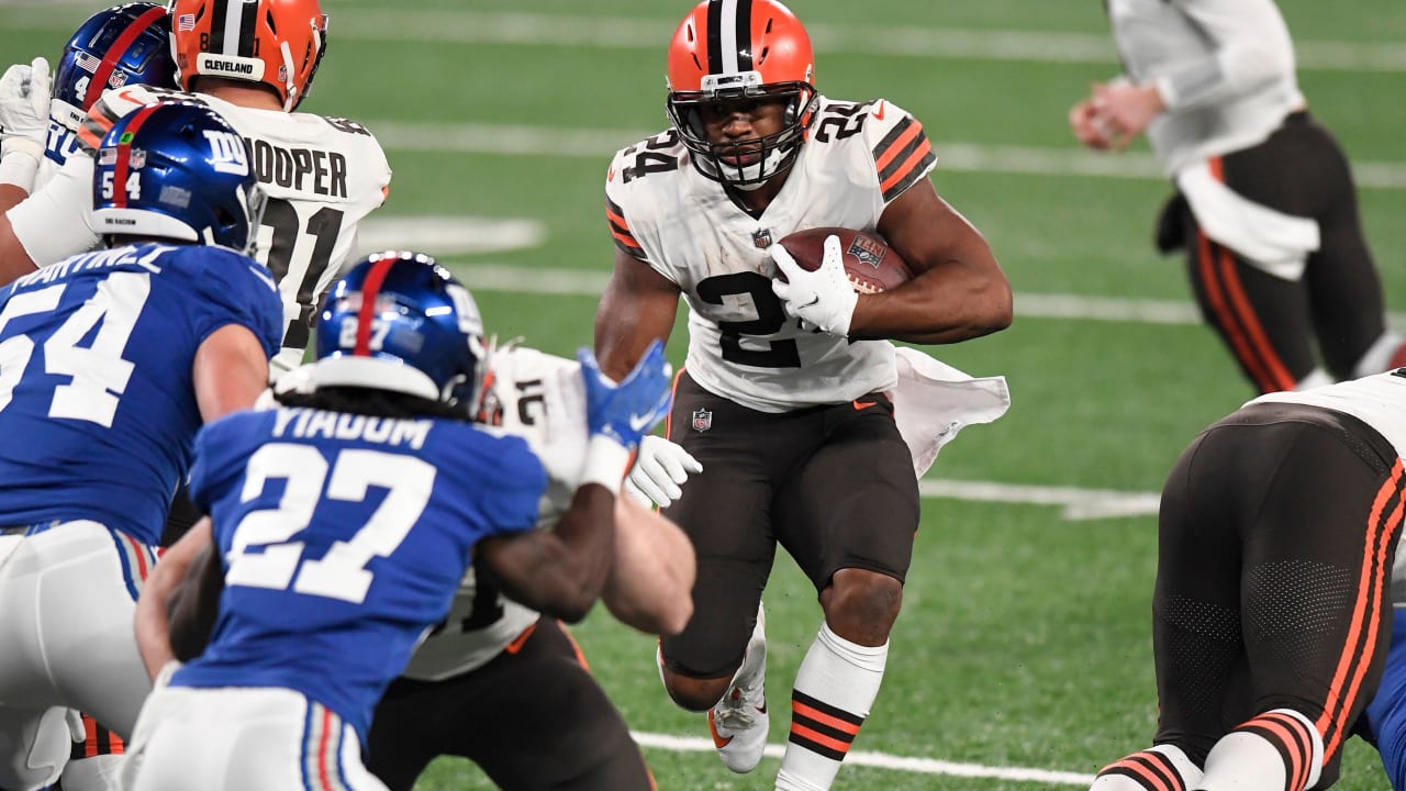 Cleveland Browns running back Nick Chubb bolts up the middle for 15 ...