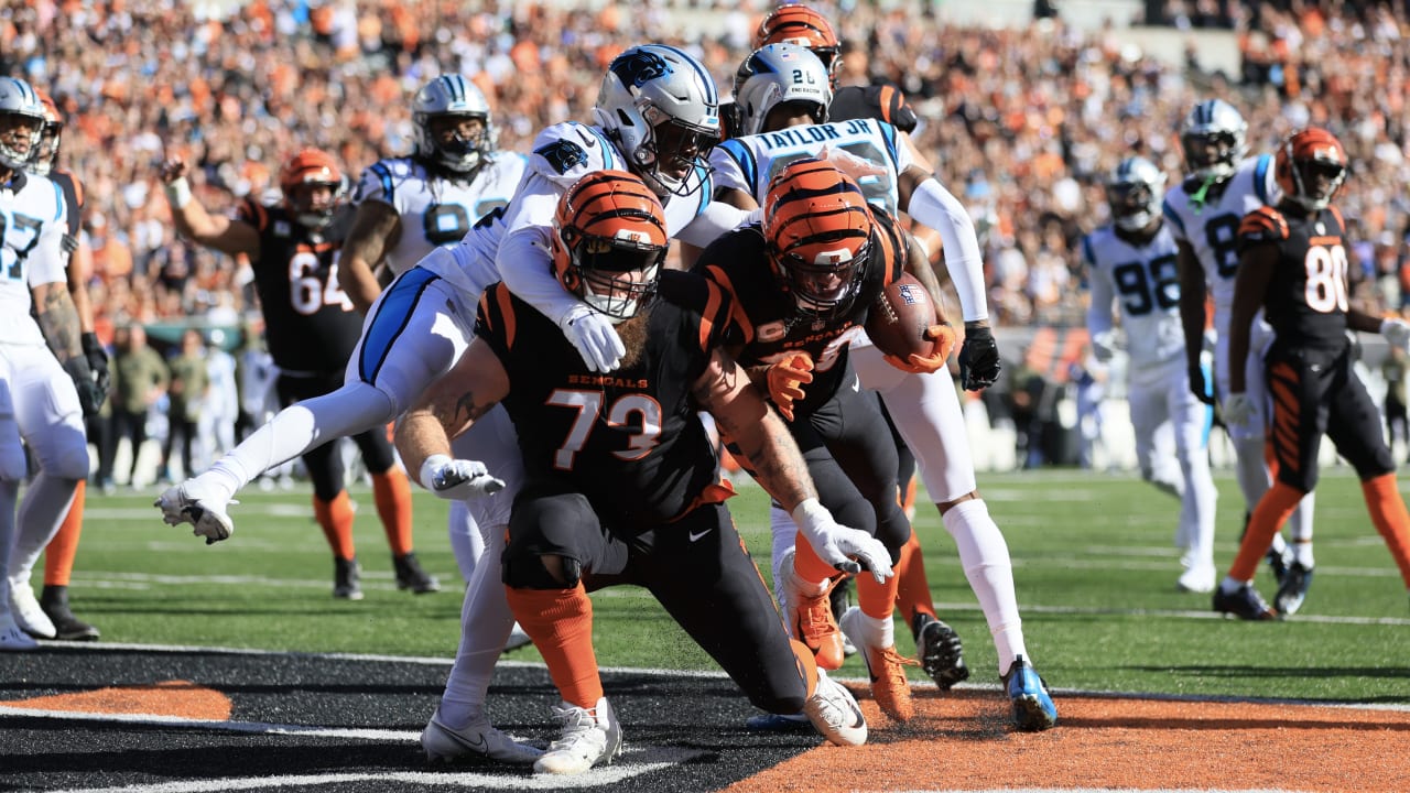 Cincinnati Bengals running back Joe Mixon takes the pitch for 2-yard TD ...
