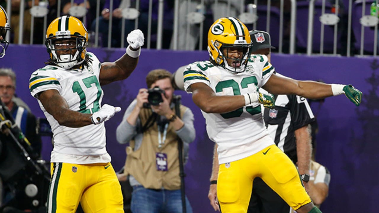 Aaron Jones strolls into end zone for 6-yard TD