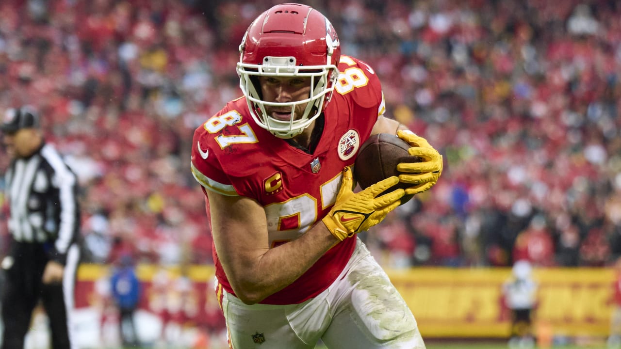 Kansas City Chiefs tight end Travis Kelce shakes off defender for 15-yard catch and run