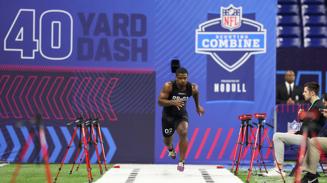 Running back Devon Achane runs official 4.32-second 40-yard dash at ...