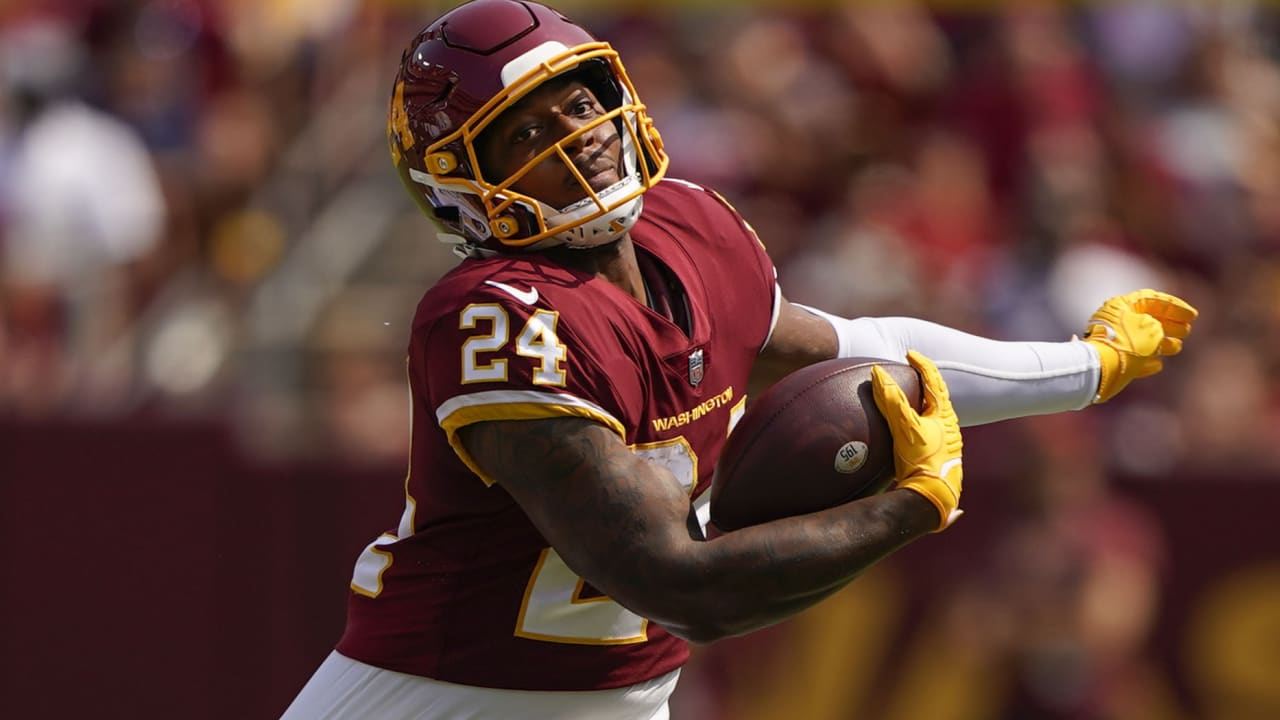 Washington Football Team running back Antonio Gibson accelerates for a ...