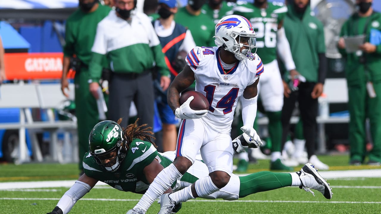 Buffalo Bills wide receiver Stefon Diggs snags back-to-back passes from quarterback Josh Allen ...