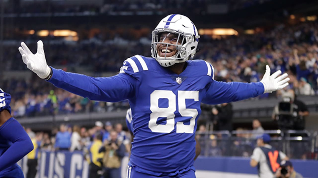 Ebron goes way UP for his 10th TD catch of 2018