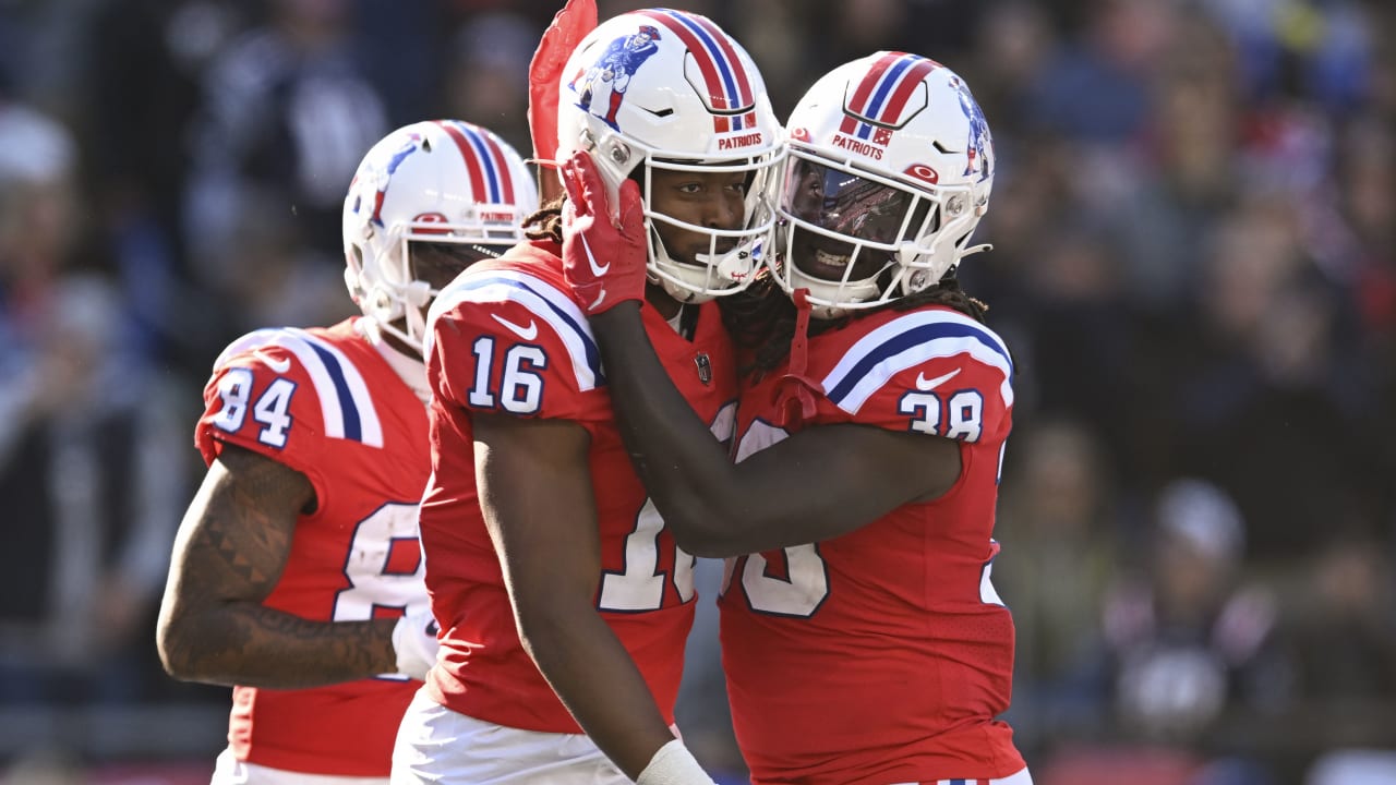 New England Patriots quarterback Bailey Zappe zips a 24-yard touchdown ...