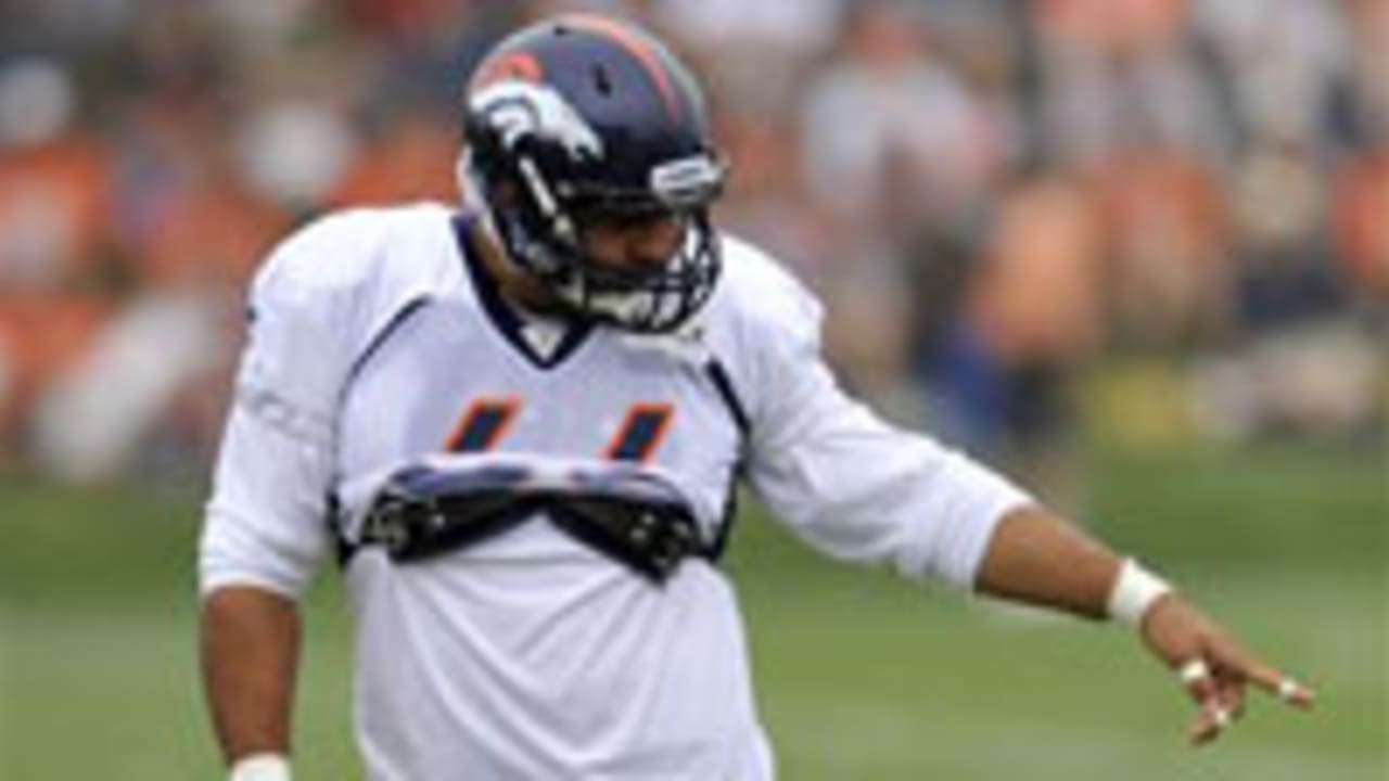Manny Ramirez takes snaps with Peyton Manning for Broncos