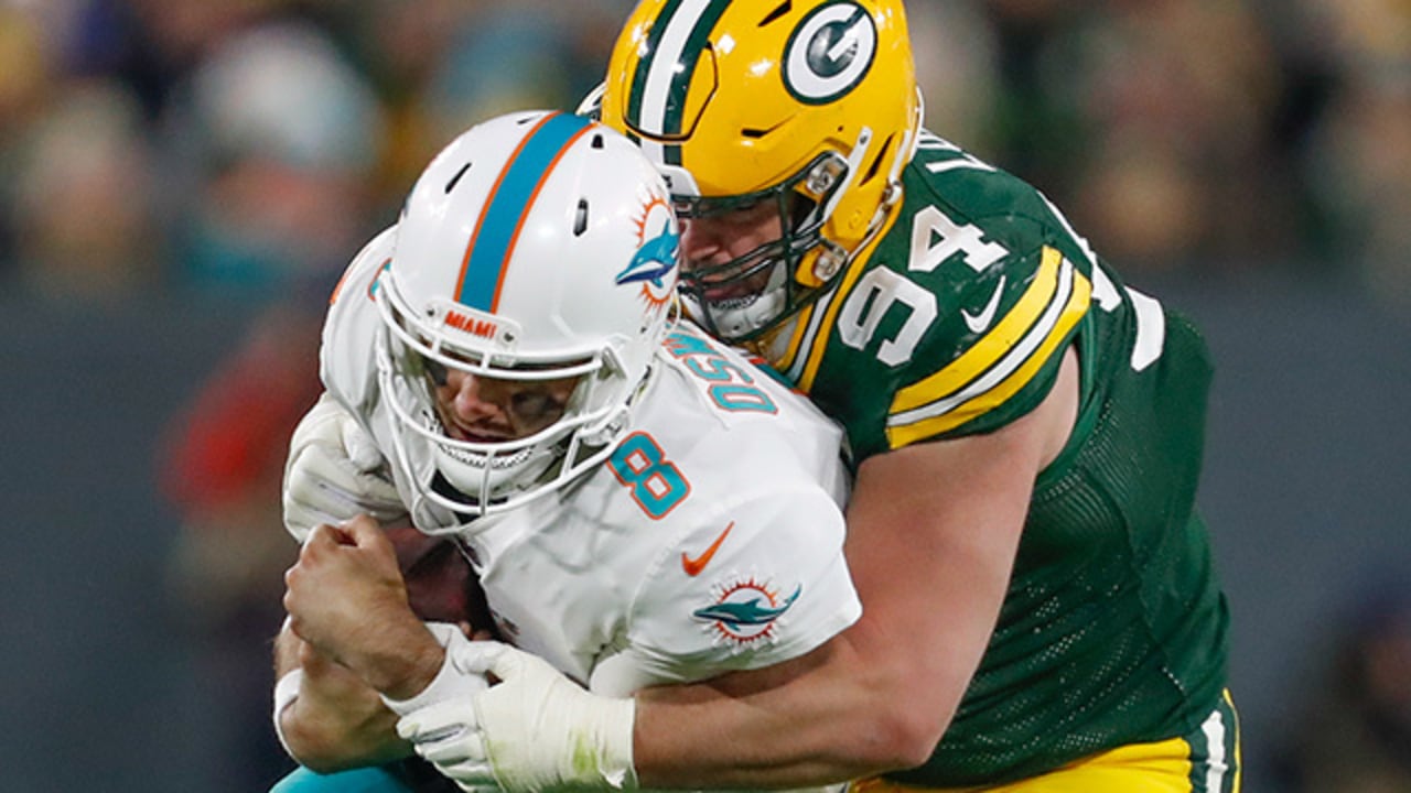 Dean Lowry bull rushes Brock for big sack