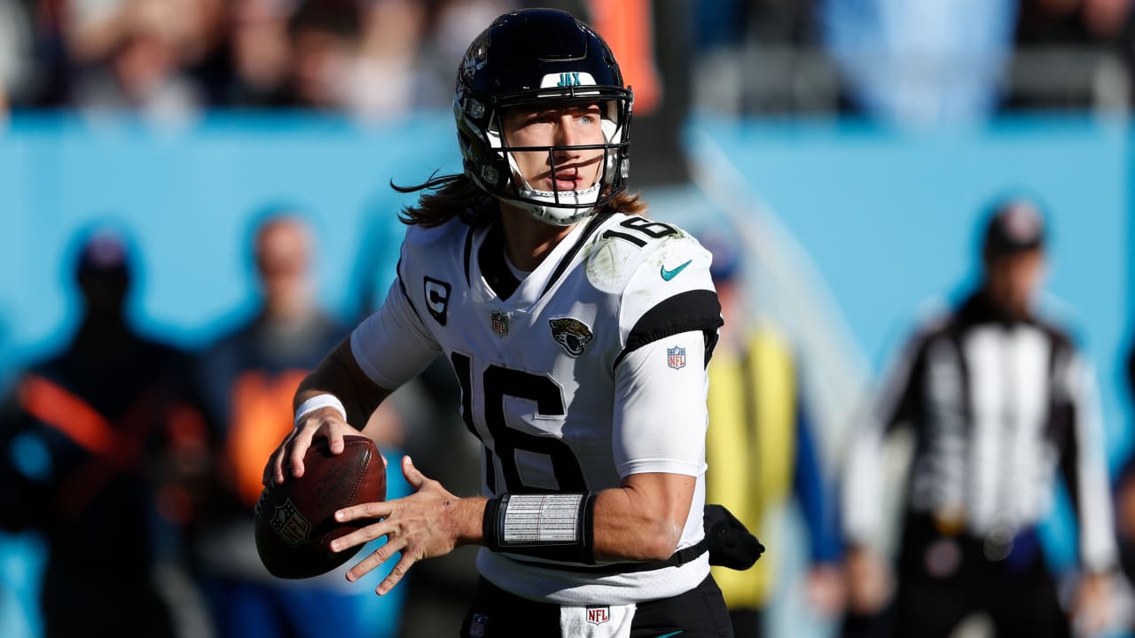 Jacksonville Jaguars quarterback Trevor Lawrence throws bomb deep to ...
