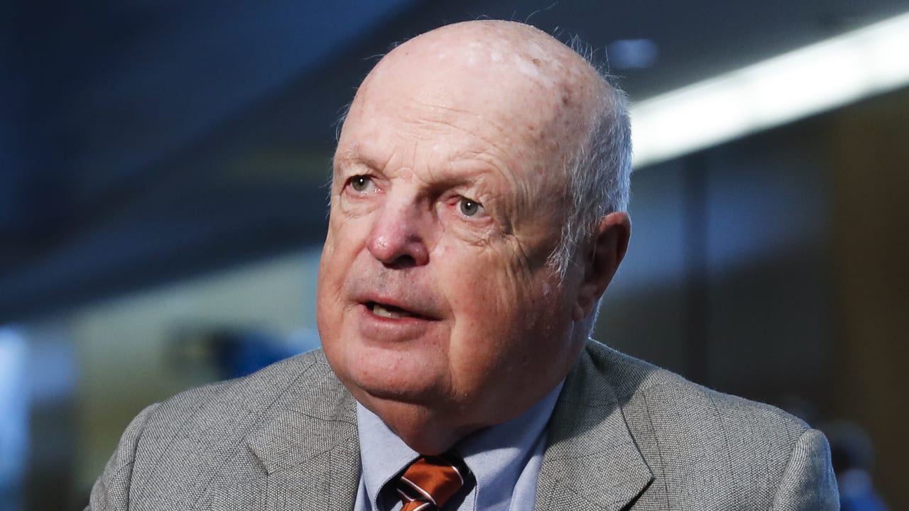 Bengals owner defends Lewis pact: 'We're not far off'