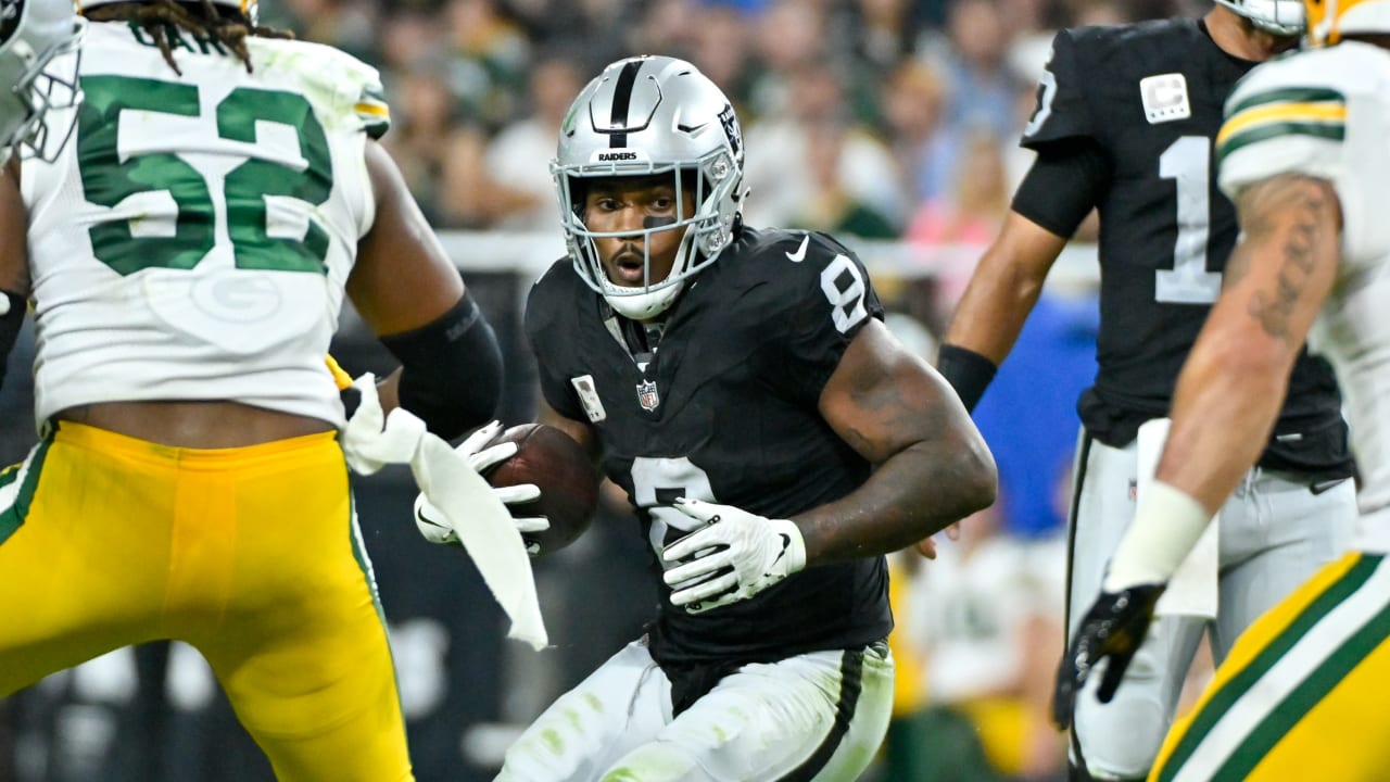 Las Vegas Raiders running back Josh Jacobs' wicked juke move disorients ...