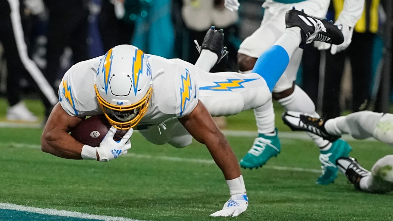Los Angeles Chargers running back Austin Ekeler rushes into end zone on ...