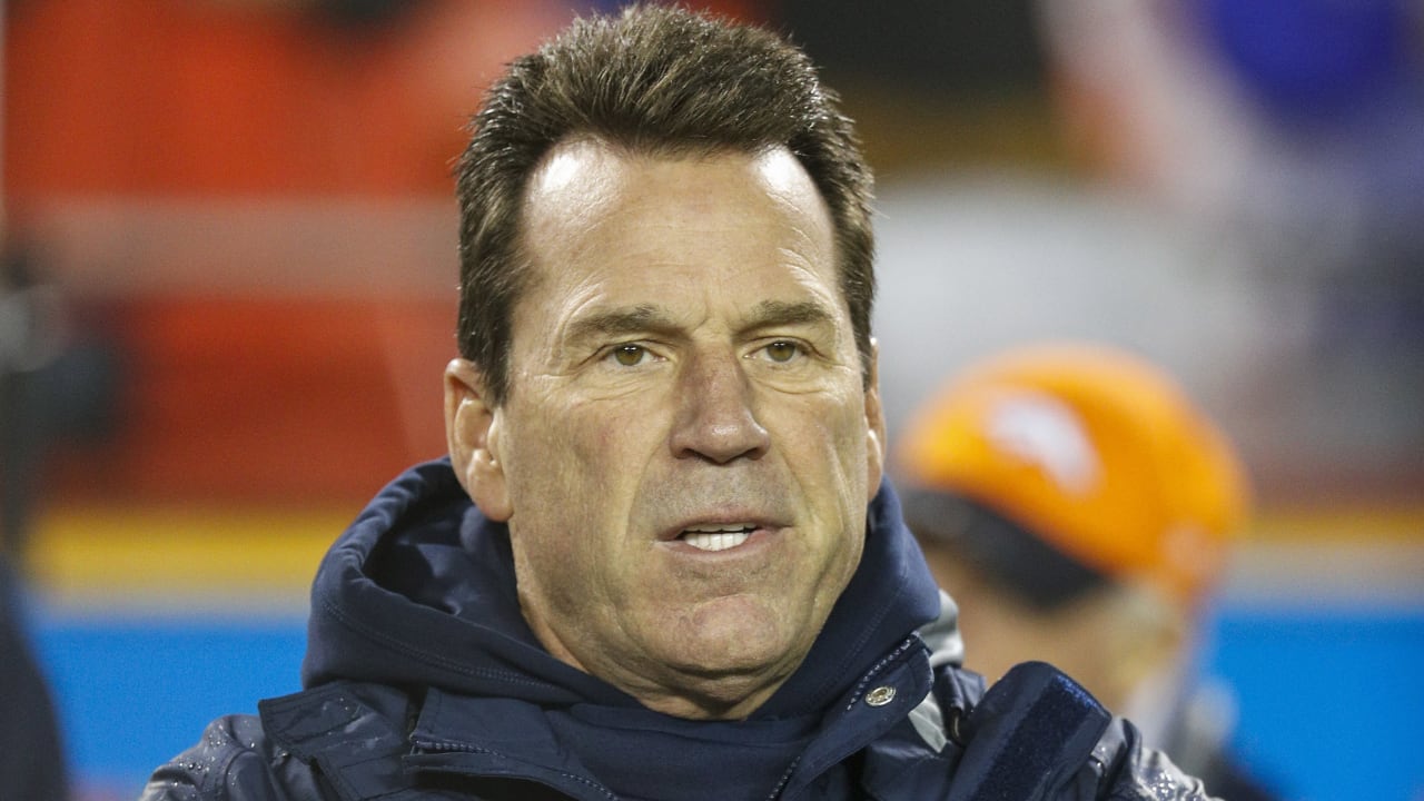 Broncos coach Gary Kubiak informs team he's retiring