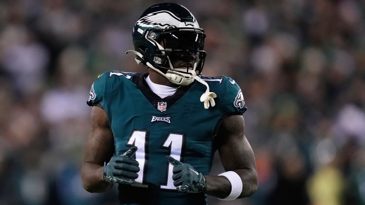 Eagles WR A.J. Brown nearly struck by car during charity bike ride