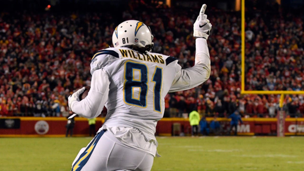 Chargers celebrate a win over the Chiefs for the first time since 2013