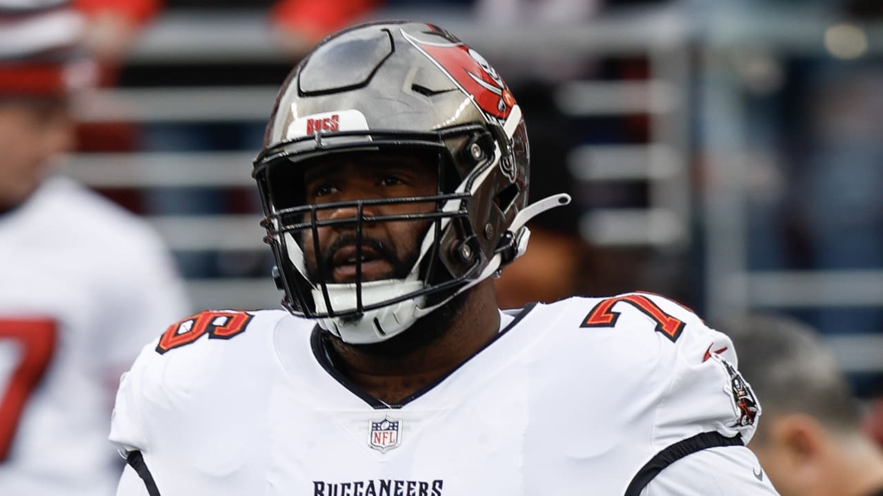 Tampa Bay Buccaneers offensive tackle Donovan Smith's holding penalty ...