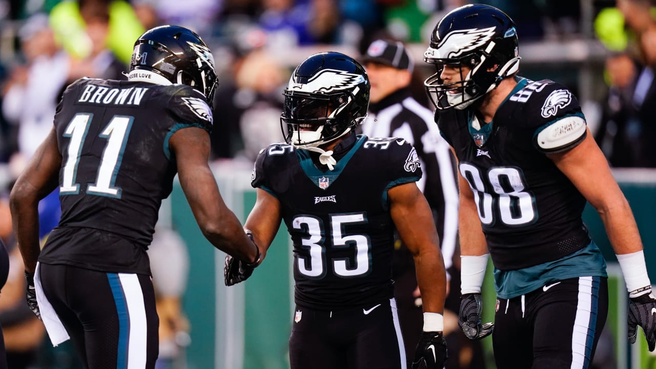 Philadelphia Eagles running back Boston Scott submarines past goal line ...