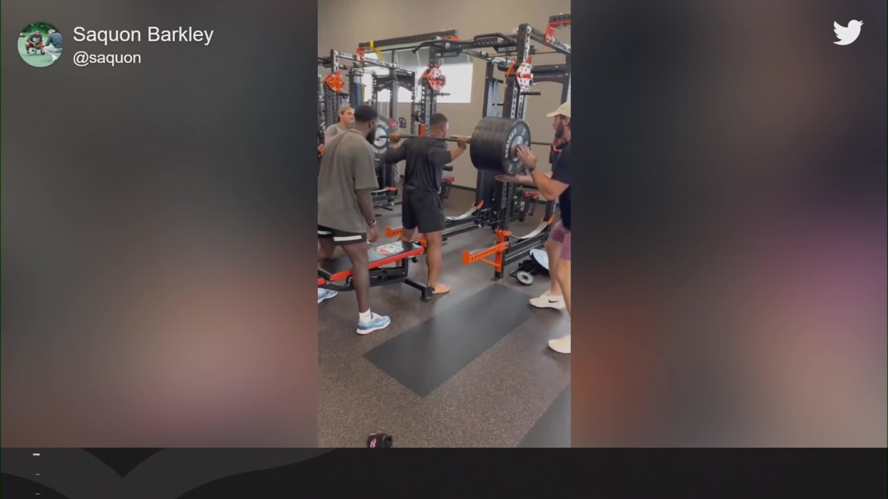 Giants running back Saquon Barkley demonstrates 585-pound back squats ...