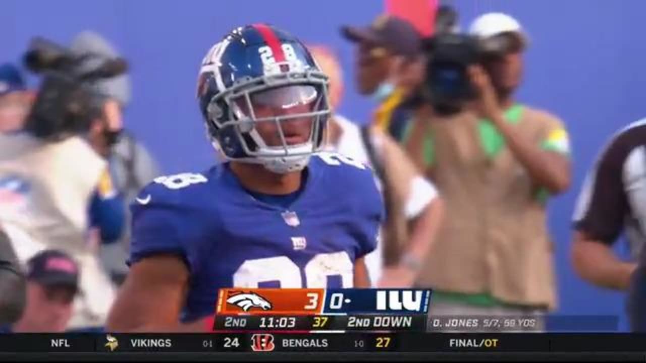 New York Giants running back Devontae Booker snags impossible one-handed catch.