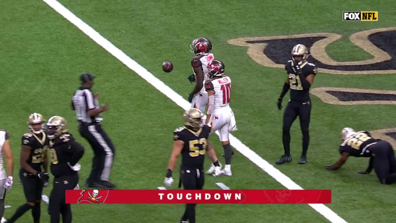 Chris Godwin breaks multiple tackles for his second TD of the game