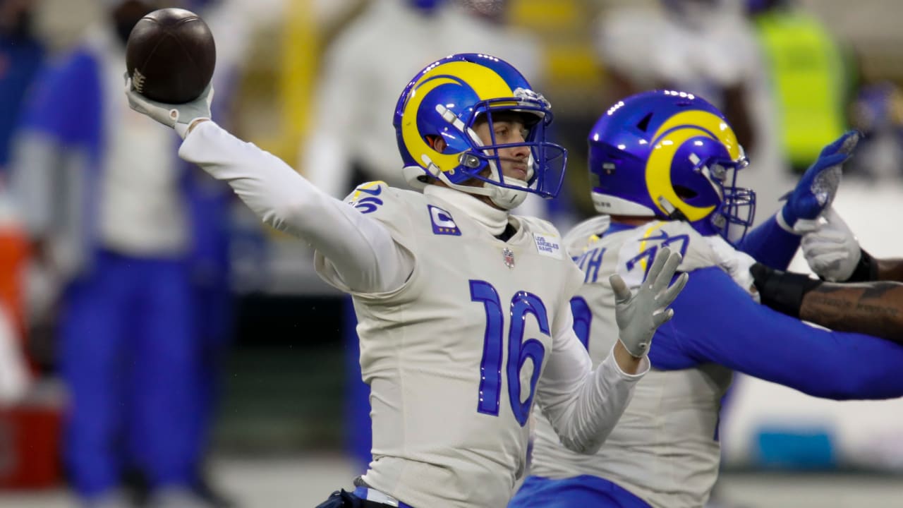 Los Angeles Rams quarterback Jared Goff delivers a dart to wide ...